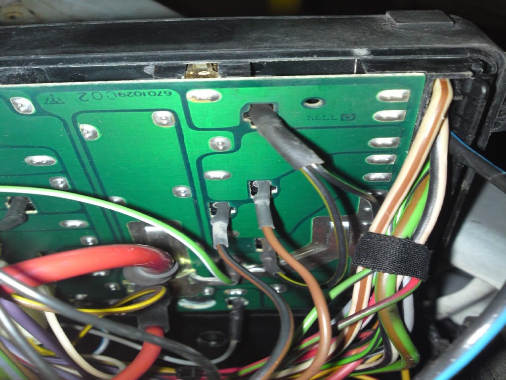 File:AirConFuseBox2.jpg - E30 Zone Wiki